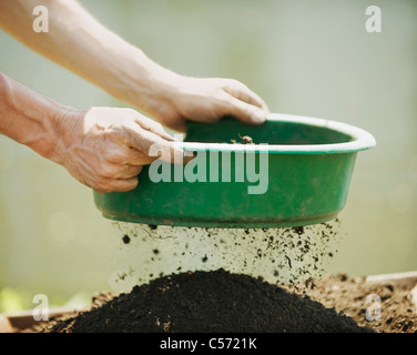 SIEVING SOIL CLOSE UP OF SIEVE Stock Photo - Alamy