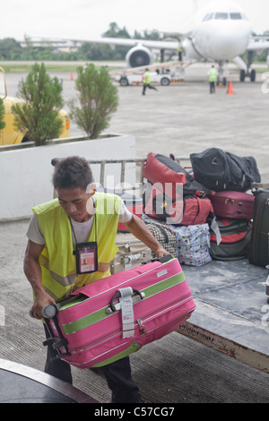 Airport: Loading and unloading bags Stock Photo - Alamy