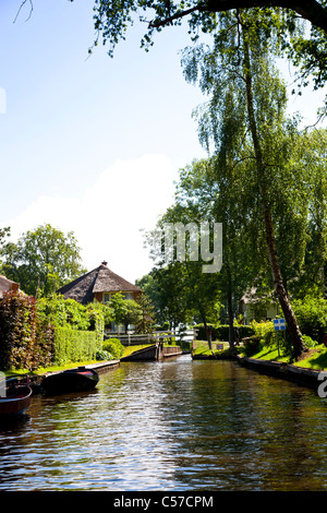 GIETHOORN NETHERLANDS, VIEW OF A BEAUTIFUL CANAL SIDE HOUSE WITH GARDEN IN THE CAR FREE VILLAGE ...