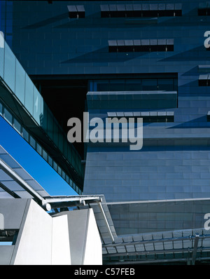 Caltrans Headquarters, Los Angeles, California, 2004. Entry plaza at ...