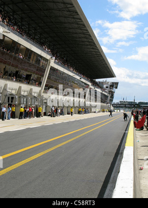The pit lane at the 24 hours race of Le Mans Stock Photo - Alamy