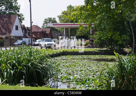 An typical English village, Four Elms, near Edenbridge, Kent, with pond ...