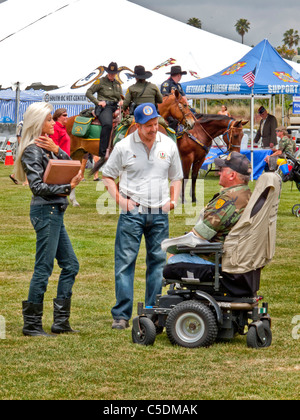 Veteran in wheelchair visiting Vietnam Veterans Memorial wall ...
