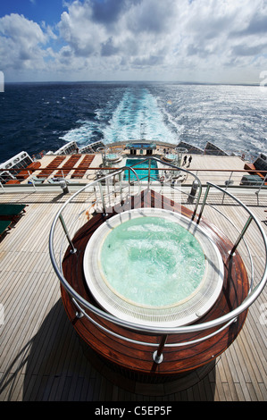 Whirlpool on Deck 12, Queen Mary 2 Ocean Liner Stock Photo - Alamy