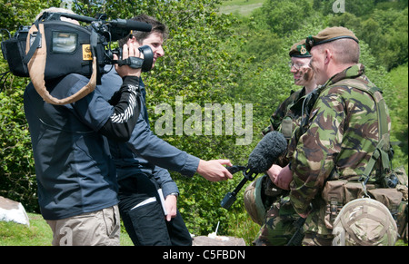 British Soldiers being interviewed by the press Stock Photo - Alamy