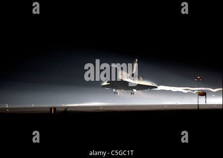 Space Shuttle Atlantis lands at the Kennedy Space Center at Cape ...