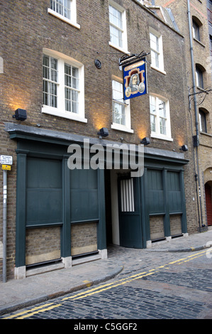 Captain Kidd pub, Wapping High Street, London E1 Stock Photo - Alamy