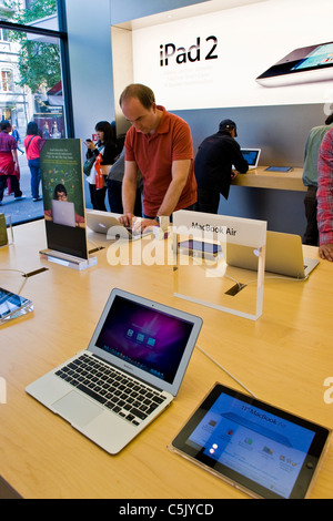 Apple store, Zurich, Switzerland Stock Photo - Alamy