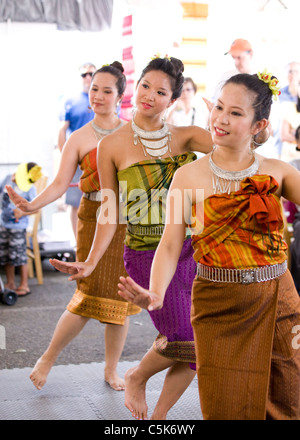 Three ladies performing Traditional Thai dance Stock Photo - Alamy