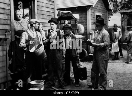 The Grapes of Wrath Year: 1940 USA Director: John Ford Charley Grapewin ...