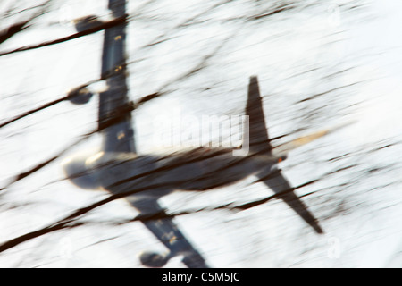 Planes in flight from below Stock Photo - Alamy