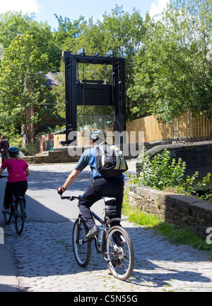 Guillotine lock gate on Huddersfield Narrow Canal at Slaithwaite, West ...