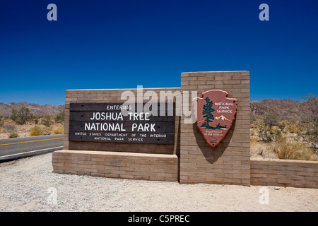 Welcome to Joshua Tree sign at entrance to Joshua Tree National Park ...