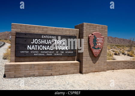 Welcome to Joshua Tree sign at entrance to Joshua Tree National Park ...