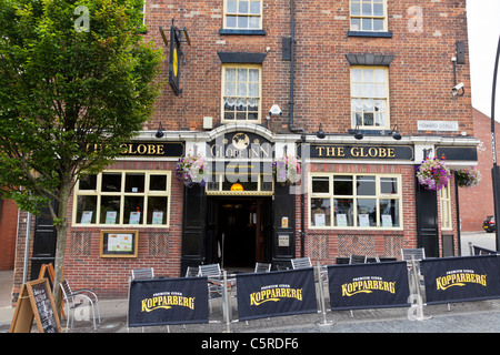 The Globe public house on Howard Street, Sheffield, at night Stock ...