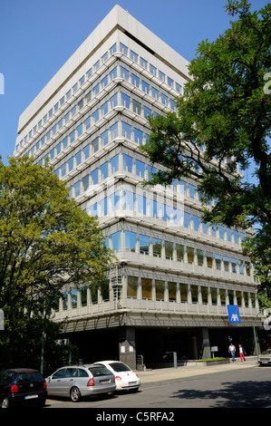 Germany, Duesseldorf, modern office building with clouds reflecting at ...