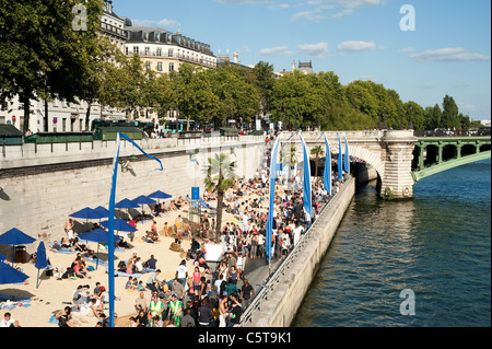 People enjoying an artificial beach during the summer "Paris Plage ...