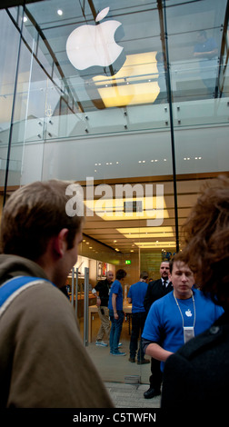 Customers for the iPad 2 tablet talk to an Apple "Genius" at the Apple ...