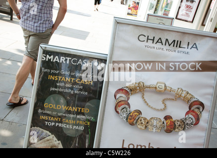 Gold Wanted sign outside London pawnbrokers shop Stock Photo - Alamy