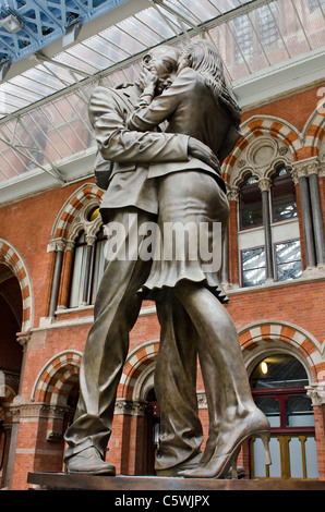 The lovers, St Pancras station, London Stock Photo - Alamy