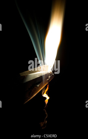 Magnesium ribbon burns Stock Photo - Alamy