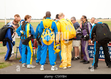 sky dive tandem friends Stock Photo - Alamy