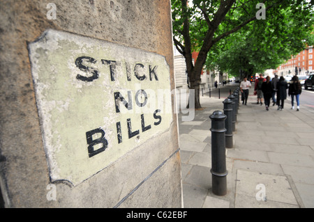 Stick No Bills Sign Stock Photo - Alamy