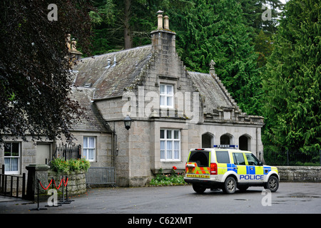 Police Land Rover Discovery at gates to Balmoral Castle. Balmoral ...