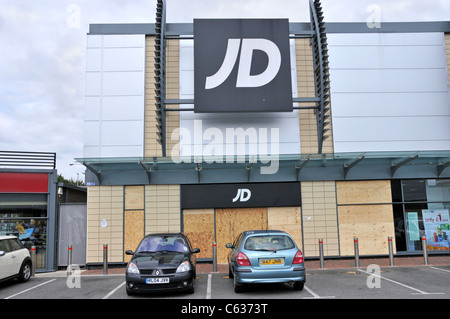 JD Sports London Riots Tottenham Wood Green looting fires burnt cars ...