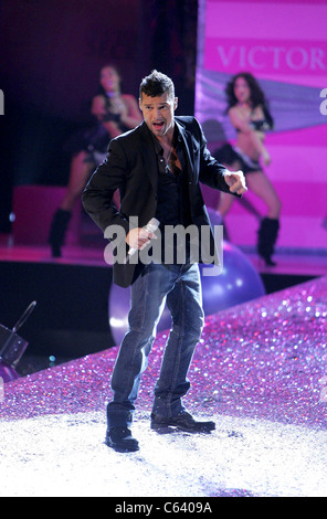 Ricky Martin singing on the red carpet at the 7th Annual Blockbuster ...