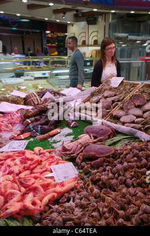 Shellfish stall at Mercat de la Boqueria Stock Photo - Alamy