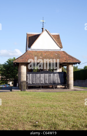 Village green and Well House, Sedlescombe, East Sussex, England, UK ...