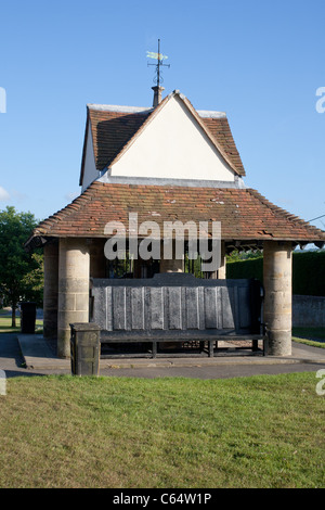 Village green and Well House, Sedlescombe, East Sussex, England, UK ...