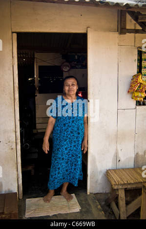 Balinese woman in bali slum, indonesia Stock Photo - Alamy