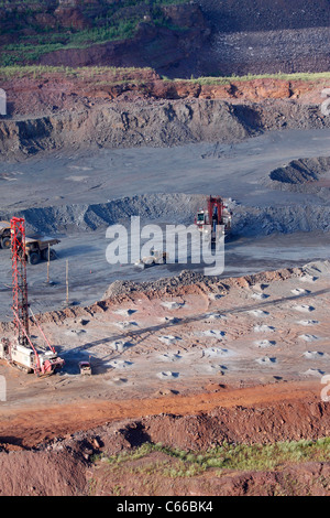 Hull–Rust–Mahoning Open Pit Iron Mine, large haul truck on display at ...
