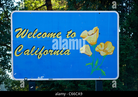 Welcome to Oregon sign at the California border in Brookings Oregon ...