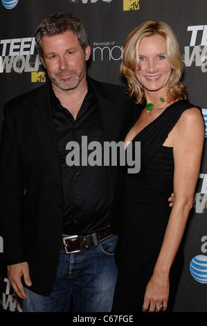 Larry Poindexter, Beth Littleford at arrivals for 2010 MTV Video Music ...