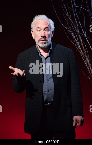 Actor Simon Callow performing in the one-man play "Being Shakespeare ...