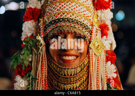 A Yemenite or Yemeni Jewish bride wearing traditional elaborate ...