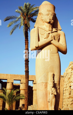 Colossus statue of Ramses II and daughter Bant Anta in Karnak Temple ...