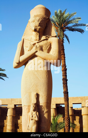 Colossus statue of Ramses II and daughter Bant Anta in Karnak Temple ...