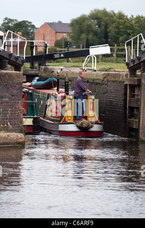 Narrow Boat entering the lock gates at Zouch cut on the River Soar ...