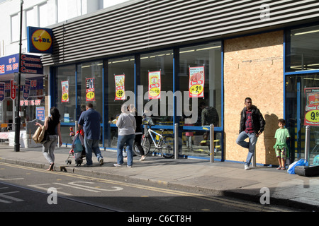 Damage to Lidl supermarket after riots and looting in Croydon, London ...