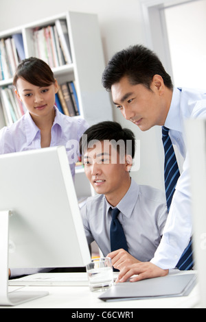 A discussion in front of a computer Stock Photo - Alamy