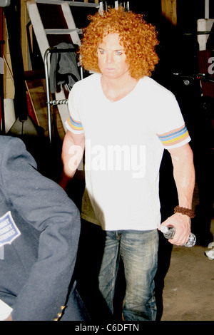 Carrot Top (aka Scott Thompson) and gal pal prowl Robertson Blvd ...