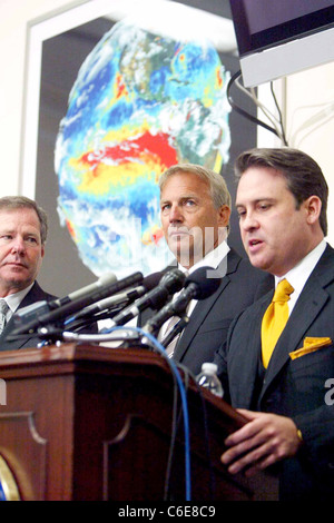 Pat Smith, Kevin Costner and John Houghtaling Kevin Costner holds a ...