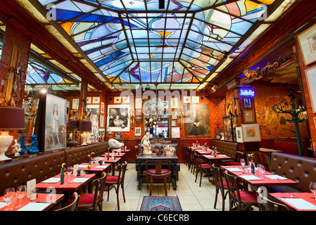 France, Champagne-Ardenne, Reims, cafe, people, street scene Stock ...