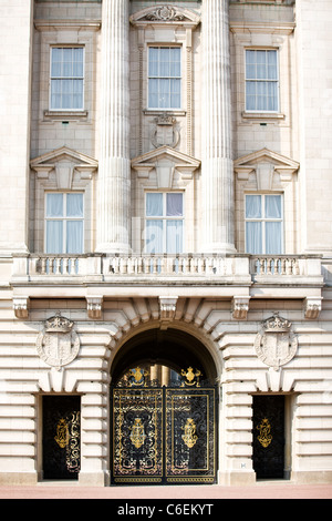 Windows and balcony at Buckingham Palace, London, England Stock Photo ...