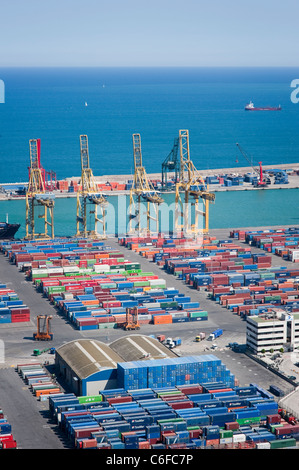 Workers loading big ship Stock Photo - Alamy