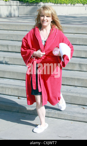 Melissa Rauch takes a break from filming of her new TV show, "Wright vs ...